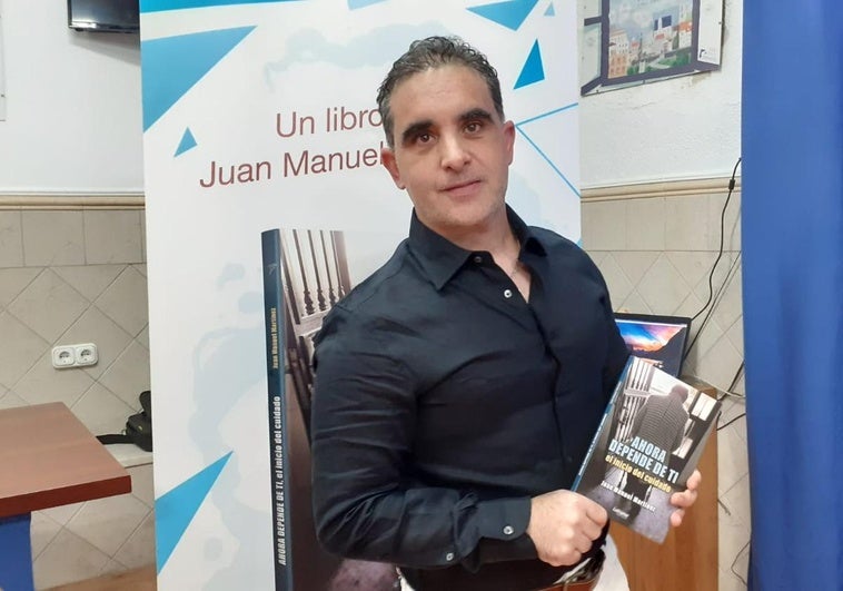 Un emocionado Juan Manuel Martínez presentó su libro 'Ahora depende de ti. El inicio del cuidado ...